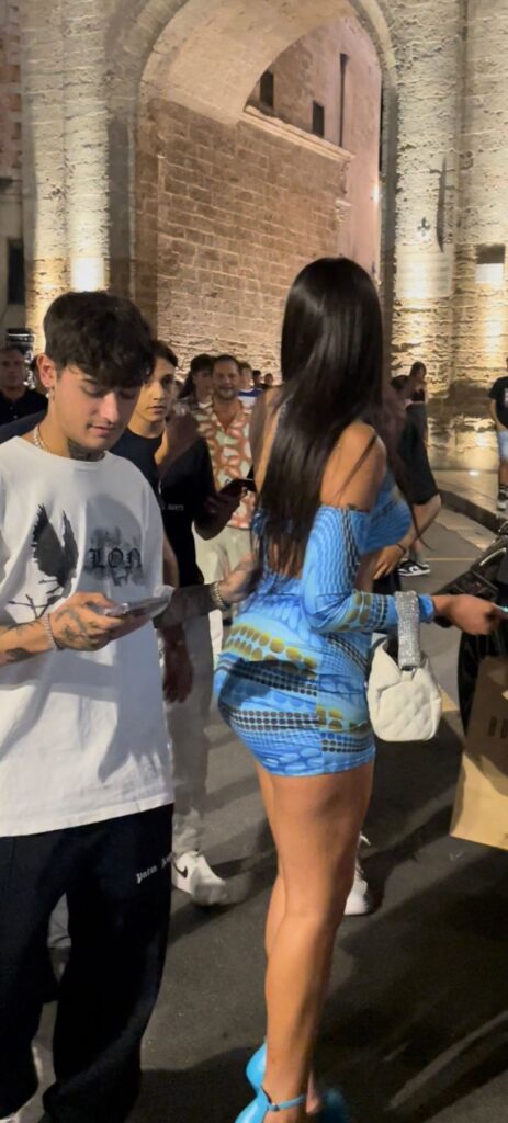 La tiktoker GrelMoss in giro nel centro storico di Mesagne - Qui ...